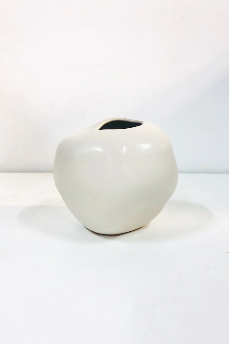 Off-white Irregular Abstract Shaped Vase – ProppedUpRentals